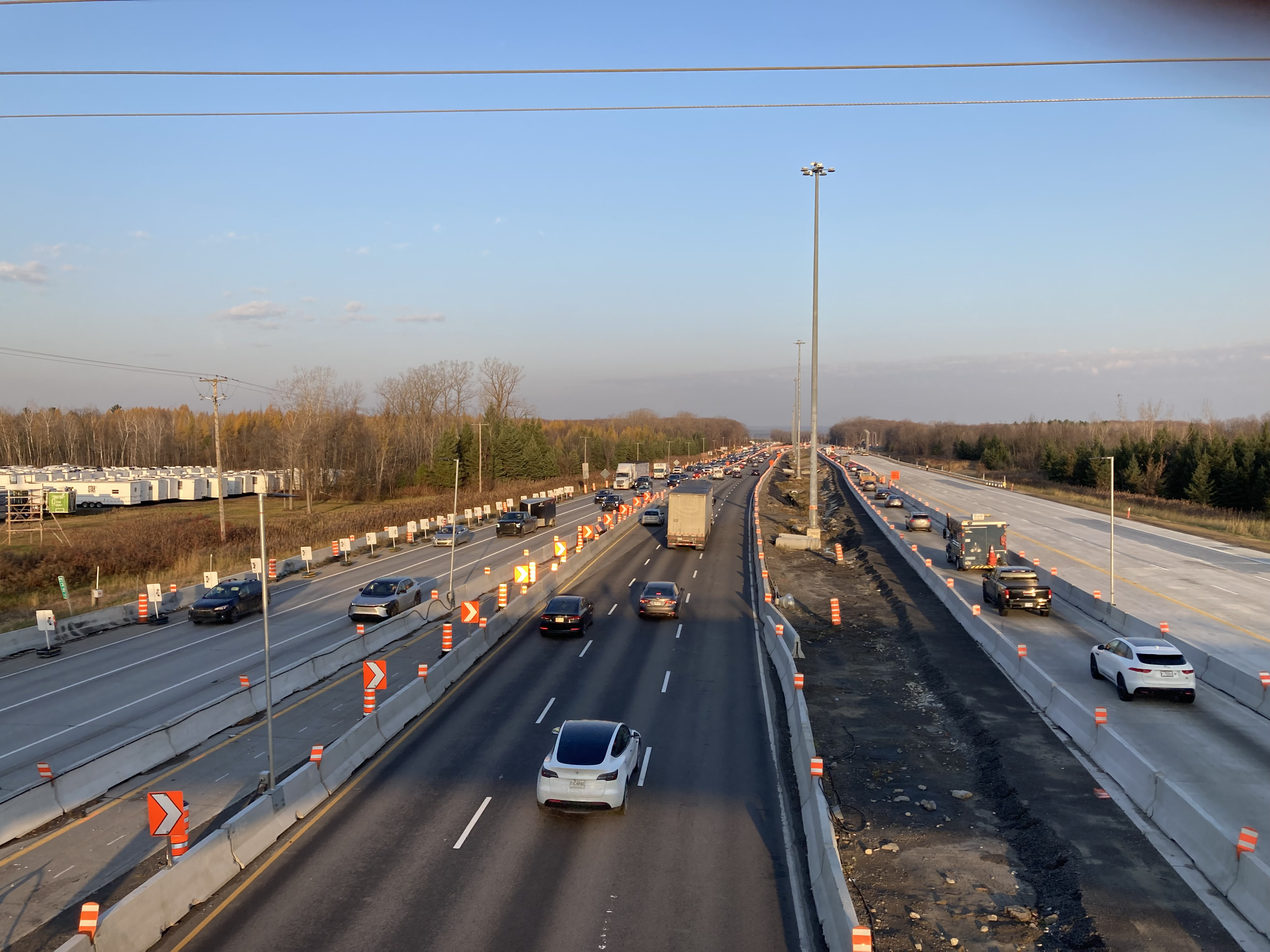 Aménagement d’une voie réservée sur l’autoroute 15, en direction nord ...