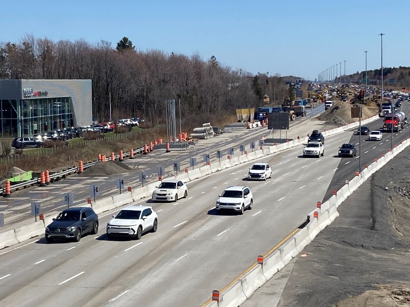 Aménagement d’une voie réservée sur l’autoroute 15, en direction nord ...